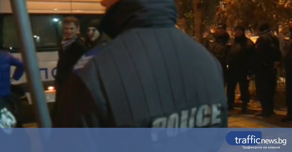 Полицаи направиха кордон пред БНТ - trafficnews.bg