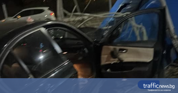 Лек автомобил се вряза в спирка на градския транспорт в София СНИМКИ - trafficnews.bg