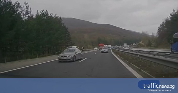 БМВ изпреварва от аварийната лента на мястото на мелето на АМ „Тракия" - trafficnews.bg